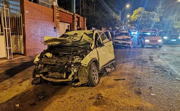 Se registró un aparatoso accidente entre tres vehículos sobre la ... Se registró un aparatoso accidente entre tres vehículos sobre la ...