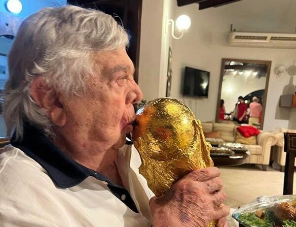El emotivo encuentro de Osvaldo Domínguez Dibb con la Copa del Mundo